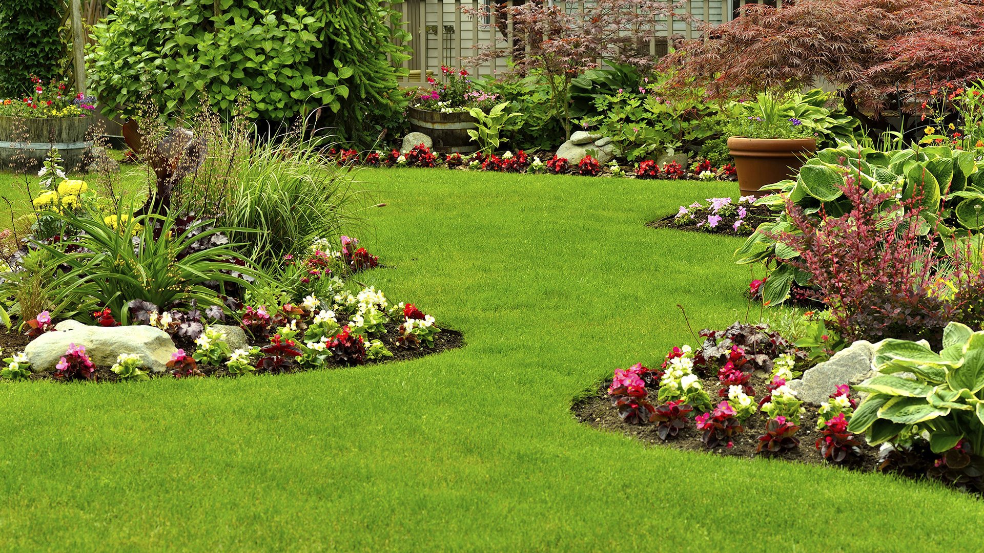 Landscape Edging Contributes to Your Landscapes Easy Maintenance and ...